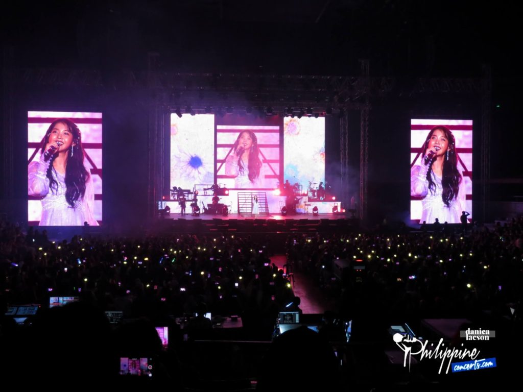 IU Meets MA-AENAs On A Friday In Her “Blueming” Debut On PH Concert ...